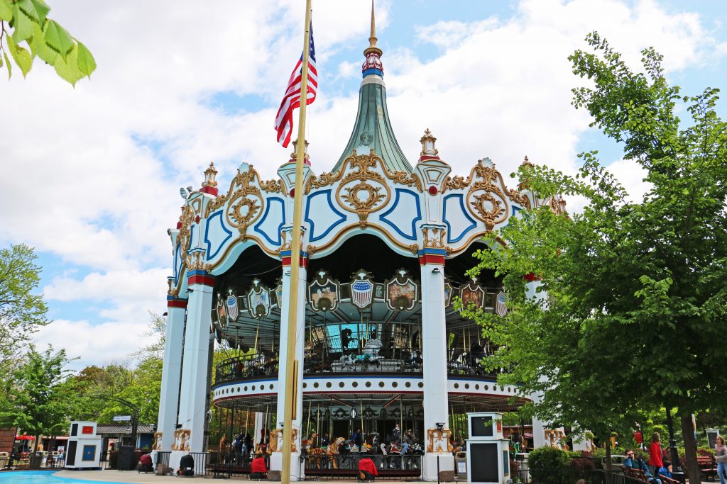 Columbia Carousel | Family Ride | Six Flags Great America
