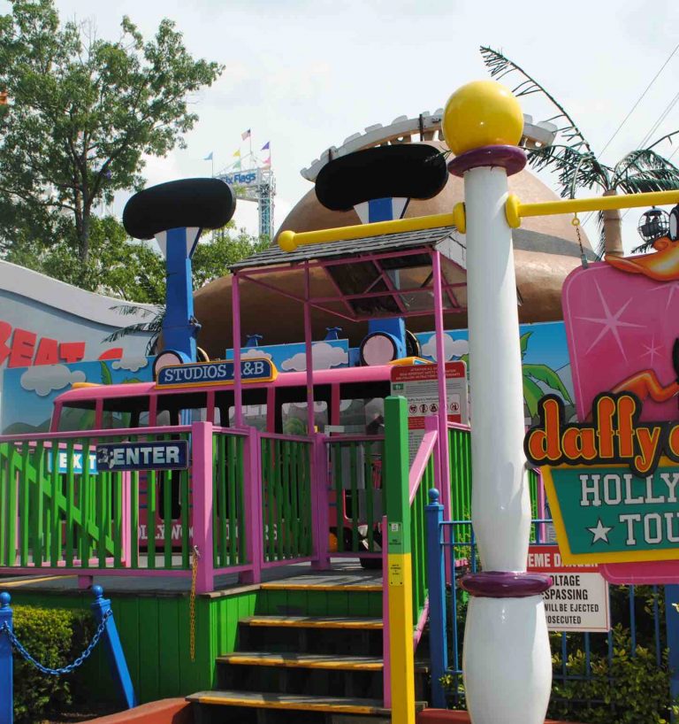 Daffy Duck Hollywood Tours - Six Flags New England